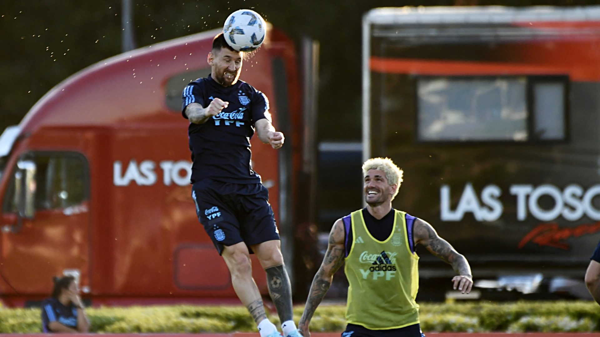 Cómo Mejorar el Cabeceo de Pelota en el Fútbol - +10